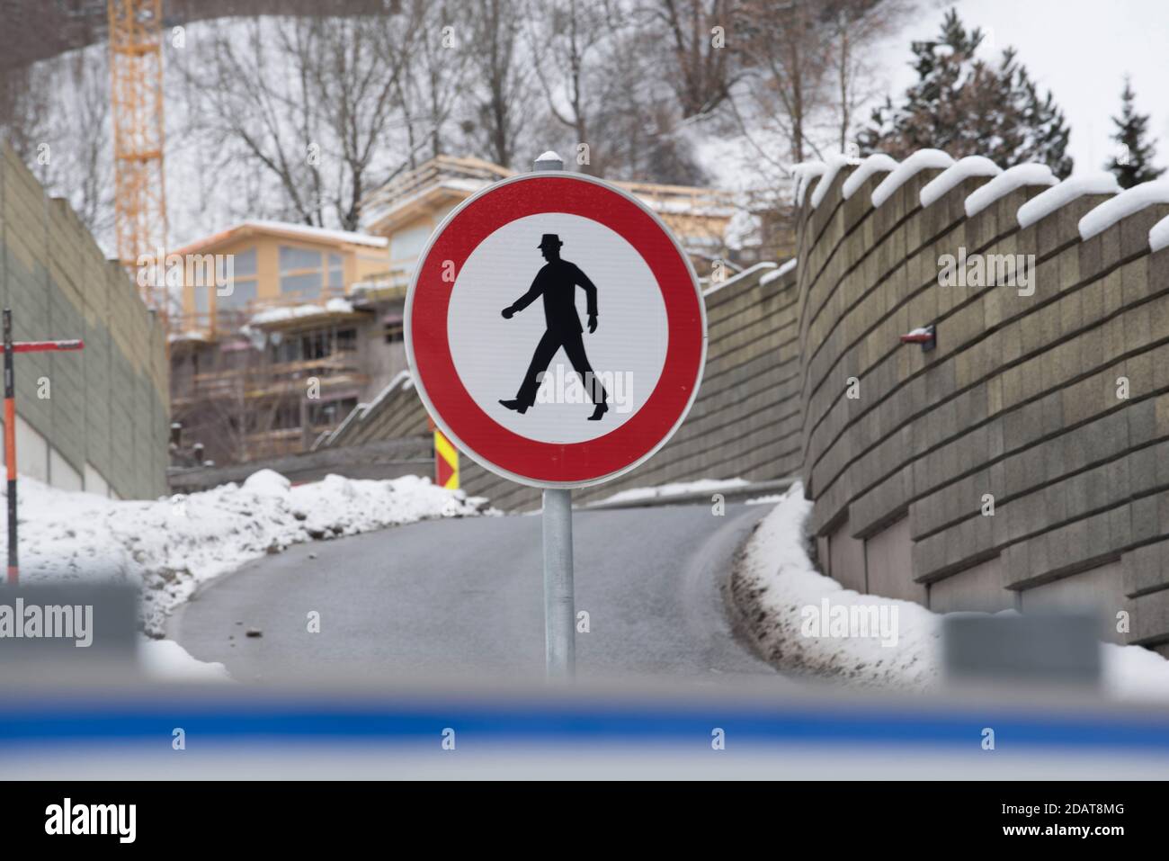 piéton interdit de traverser le panneau sur la rue, cercle rouge rond ...