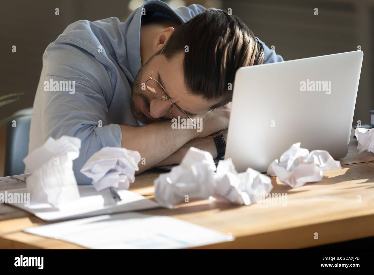 S'endormir en poste Banque de photographies et d’images à haute résolution - Alamy