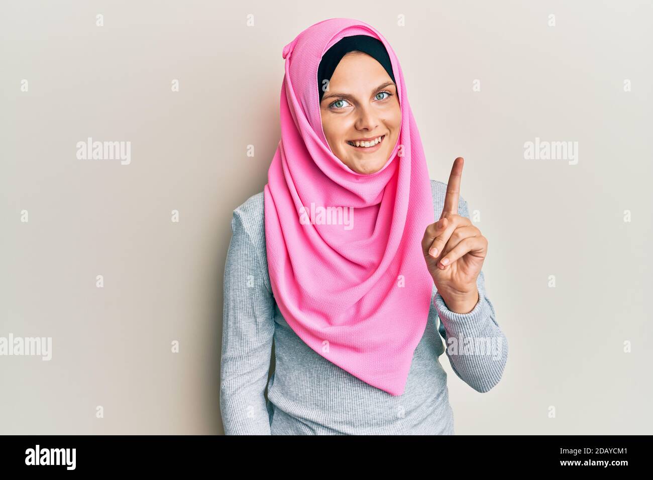 Jeune Femme Caucasienne Portant Un Foulard Islamique Traditionnel Hijab