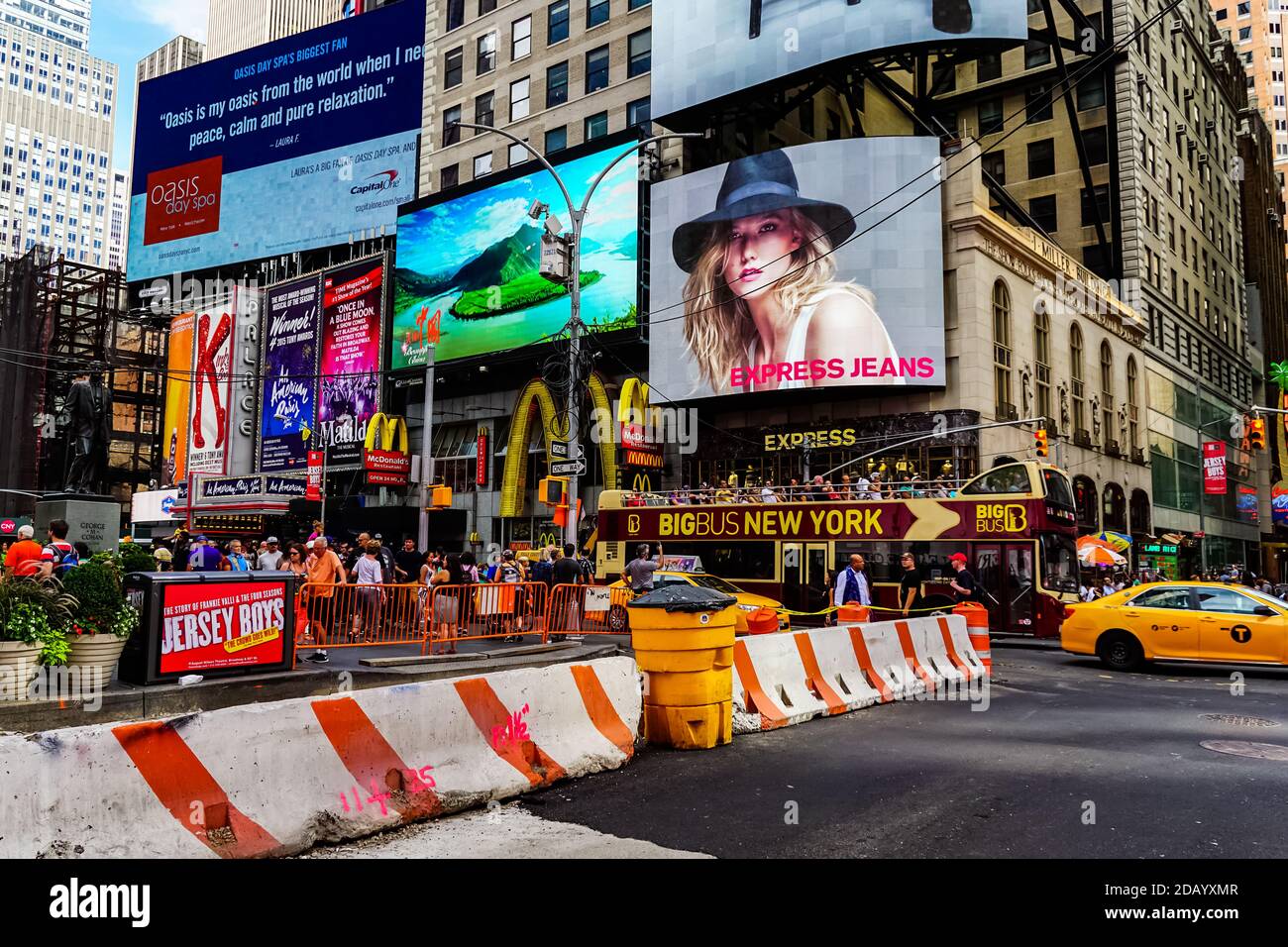 Times Square avec taxis jaunes de la ville de New York et bus de visite ...