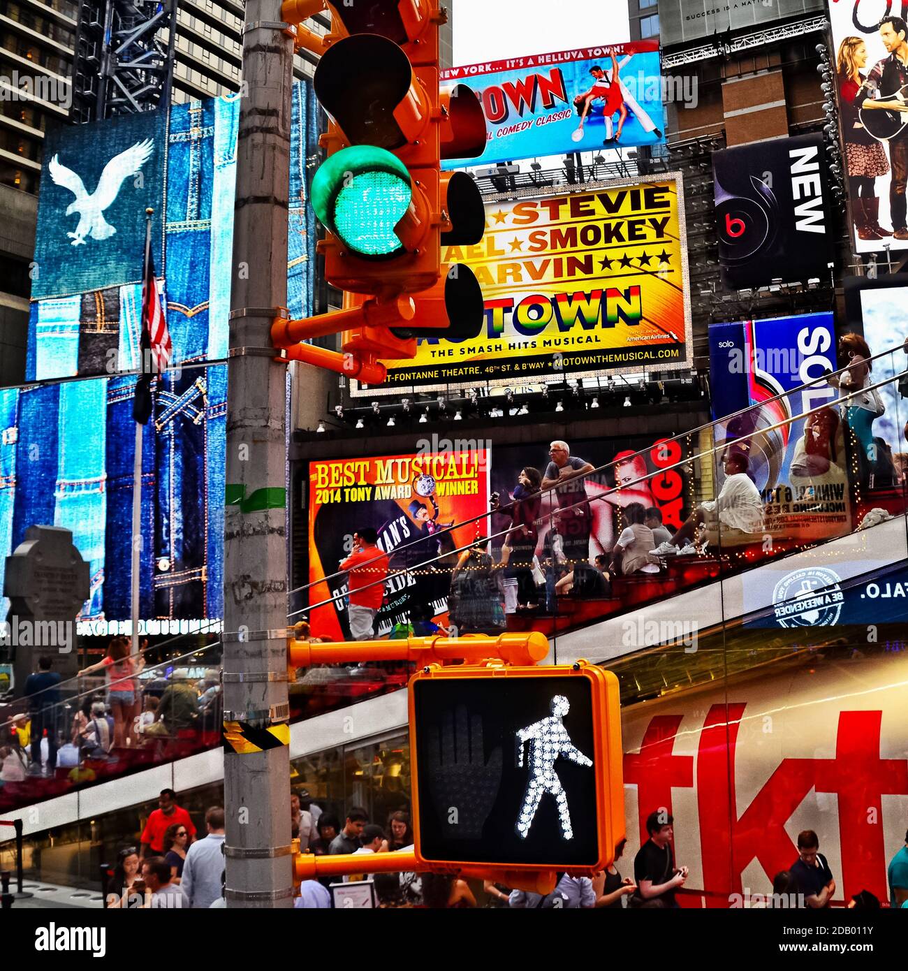 Times Square avec taxis jaunes de la ville de New York et bus de visite ...