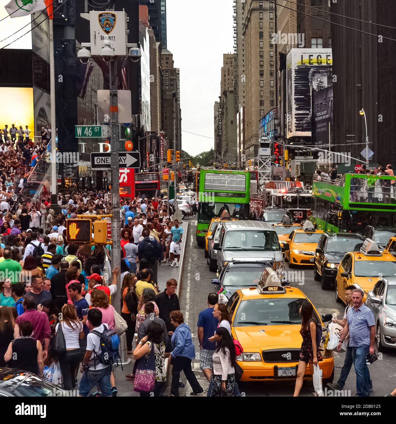Times Square avec taxis jaunes de la ville de New York et bus de visite ...