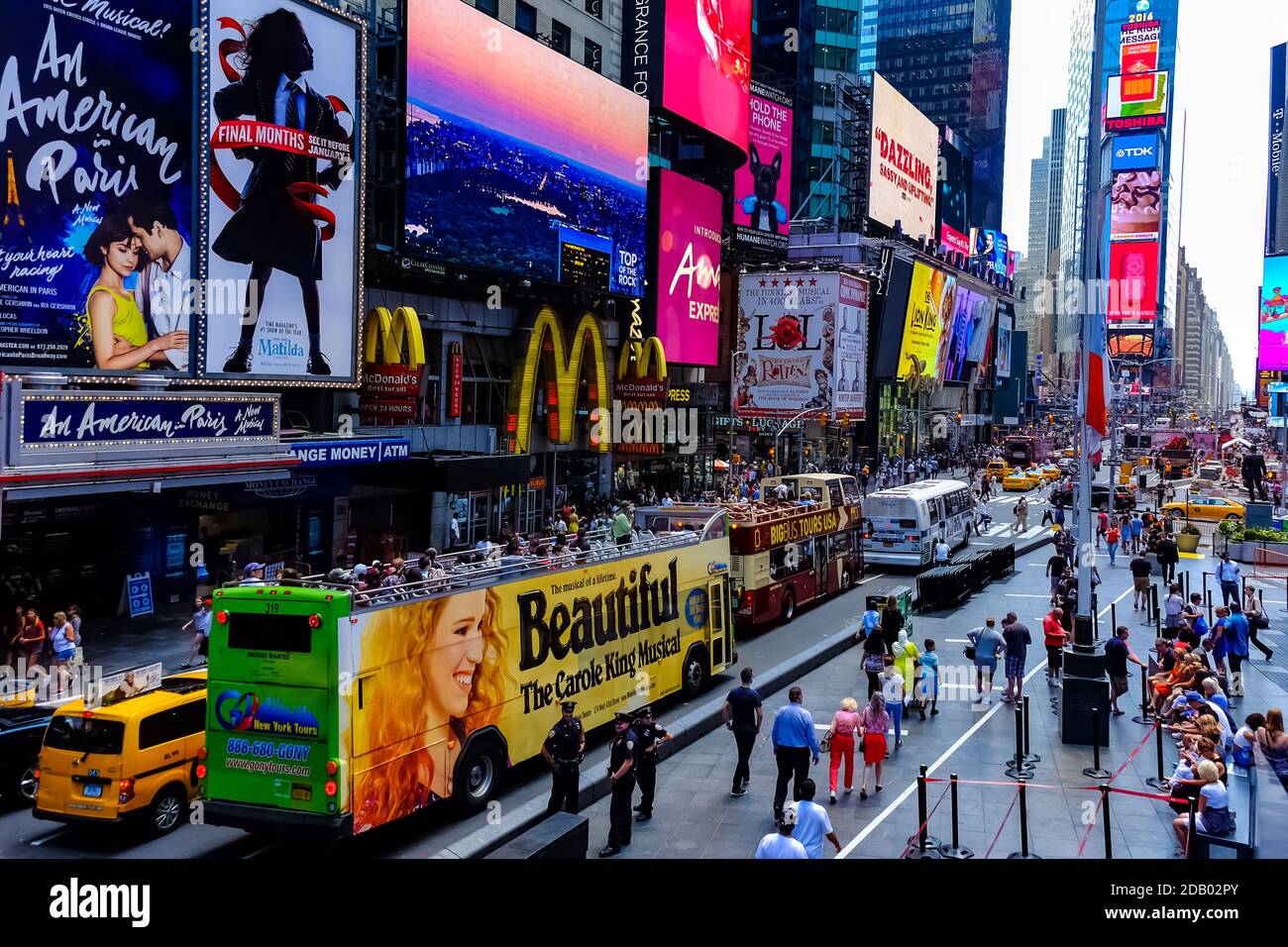 Times Square avec taxis jaunes de la ville de New York et bus de visite ...