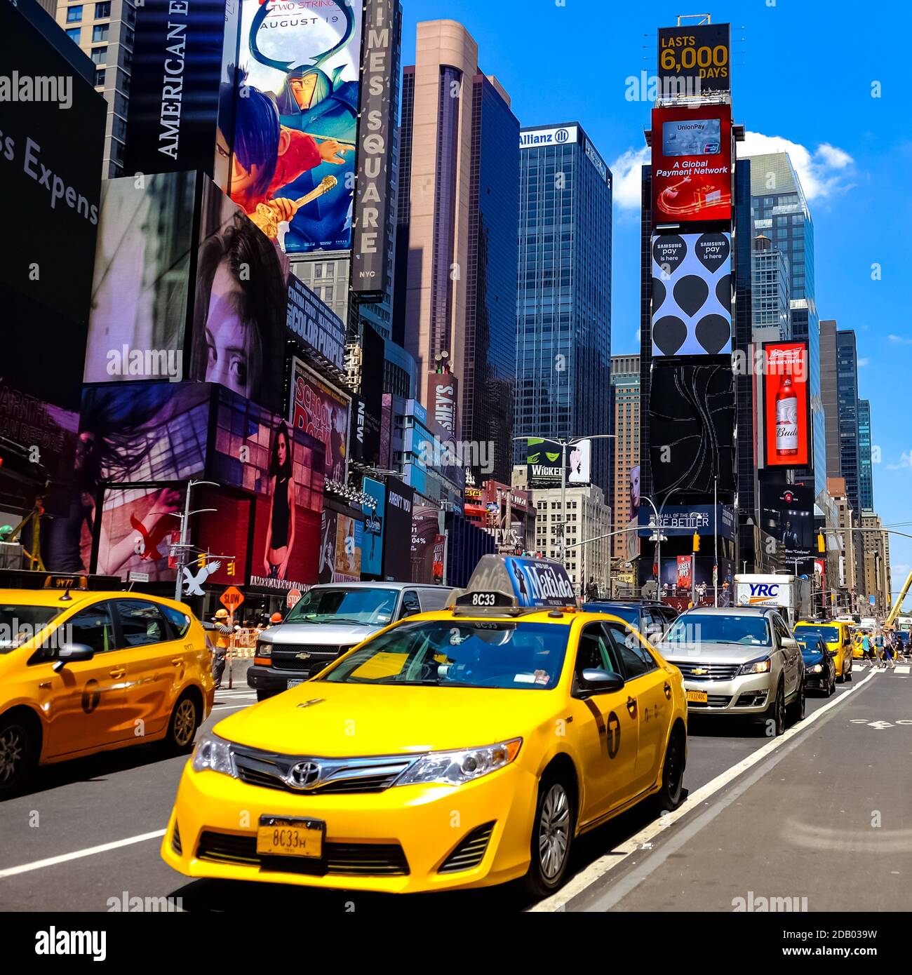 Times Square avec taxis jaunes de la ville de New York et bus de visite ...