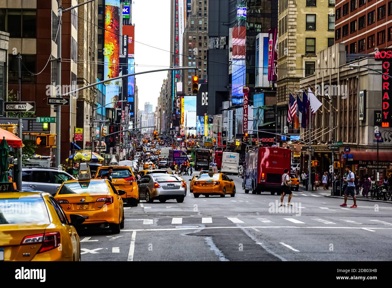 Times Square avec taxis jaunes de la ville de New York et bus de visite ...