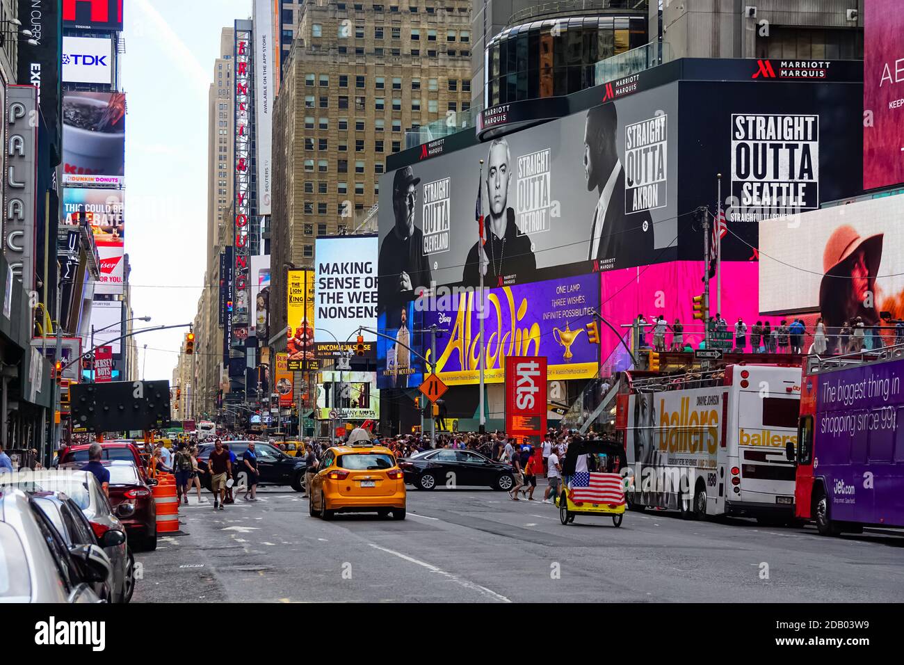 Times Square avec taxis jaunes de la ville de New York et bus de visite ...