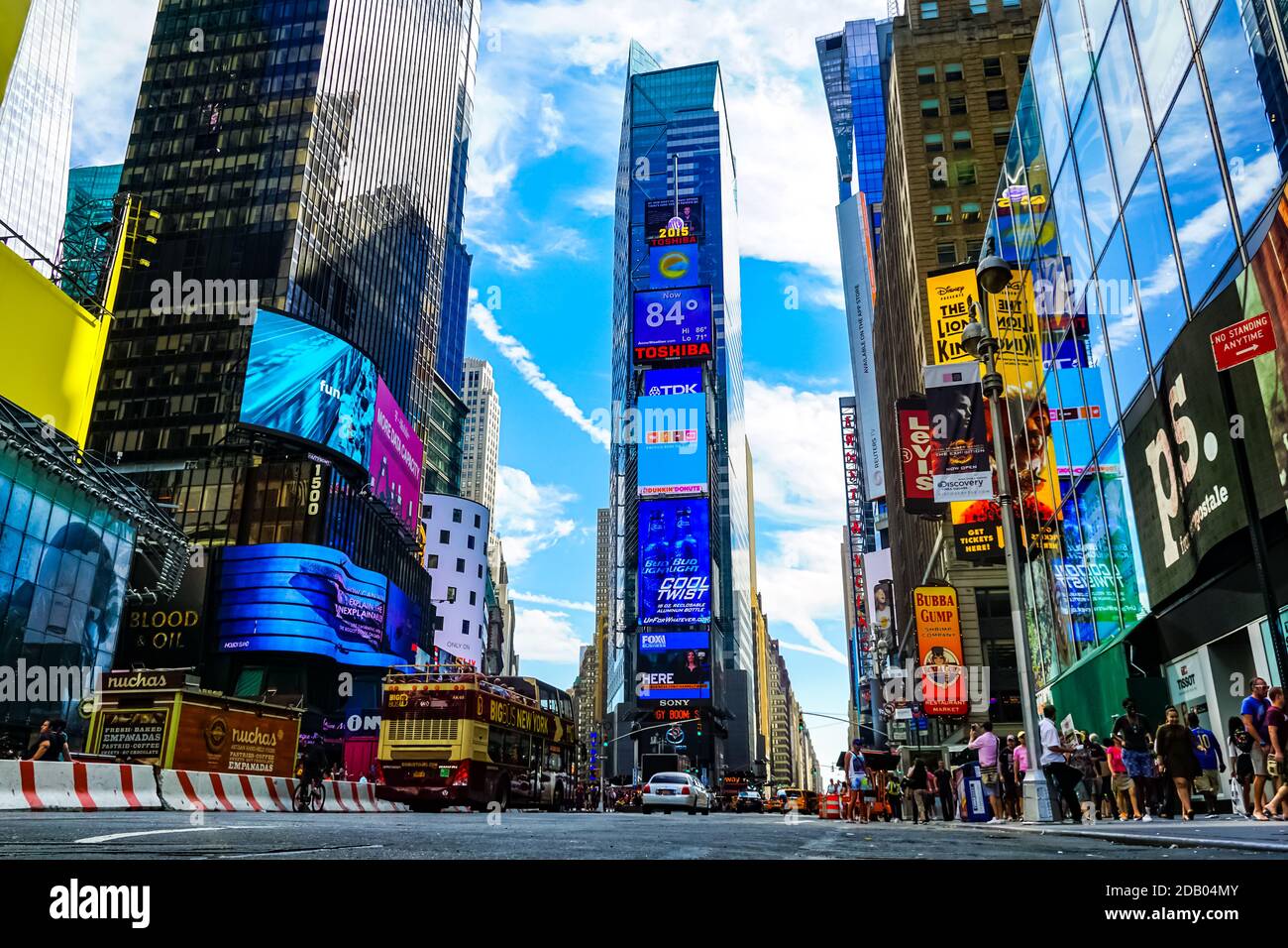 Times Square avec taxis jaunes de la ville de New York et bus de visite ...
