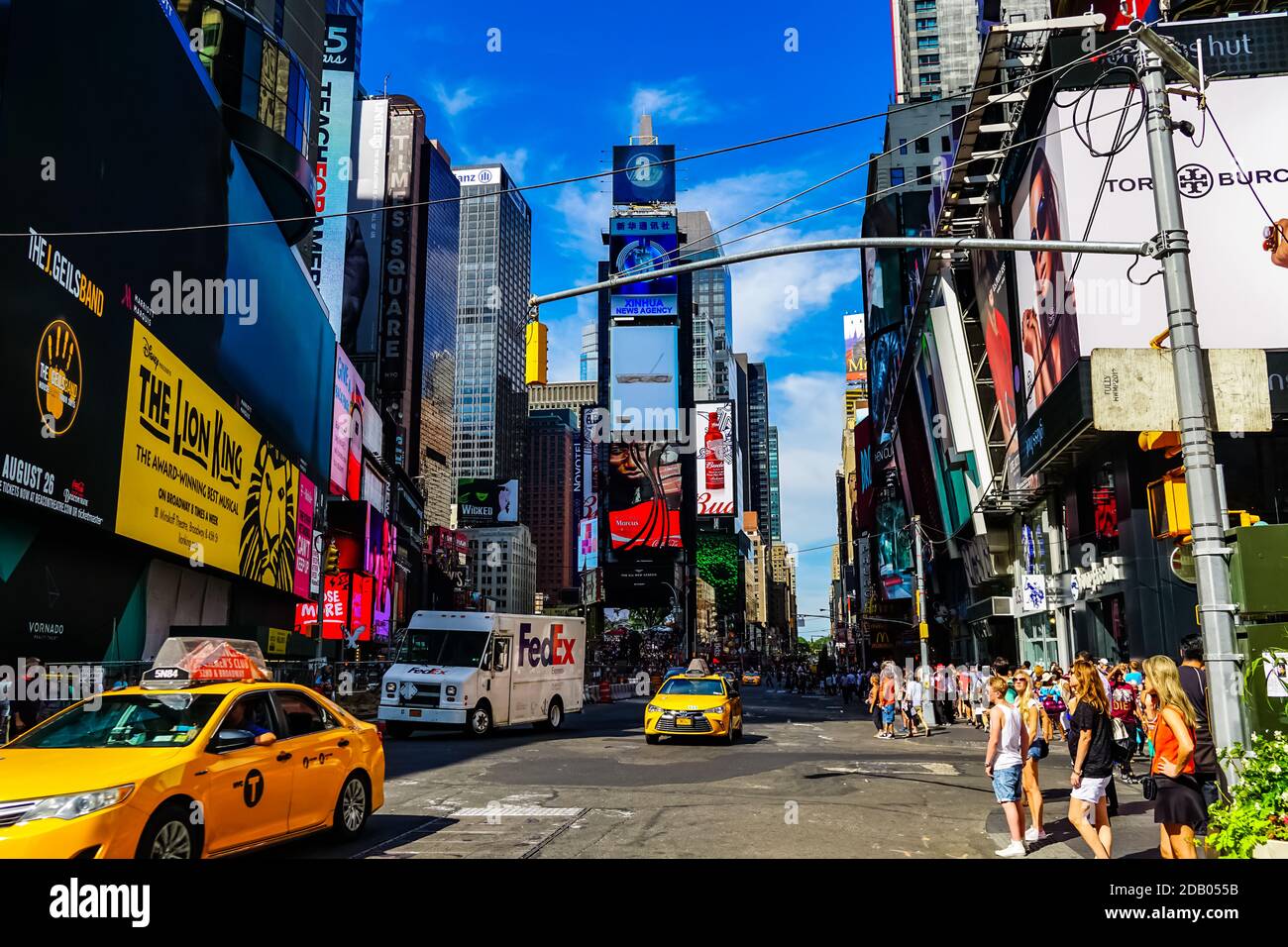 Times Square avec taxis jaunes de la ville de New York et bus de visite ...