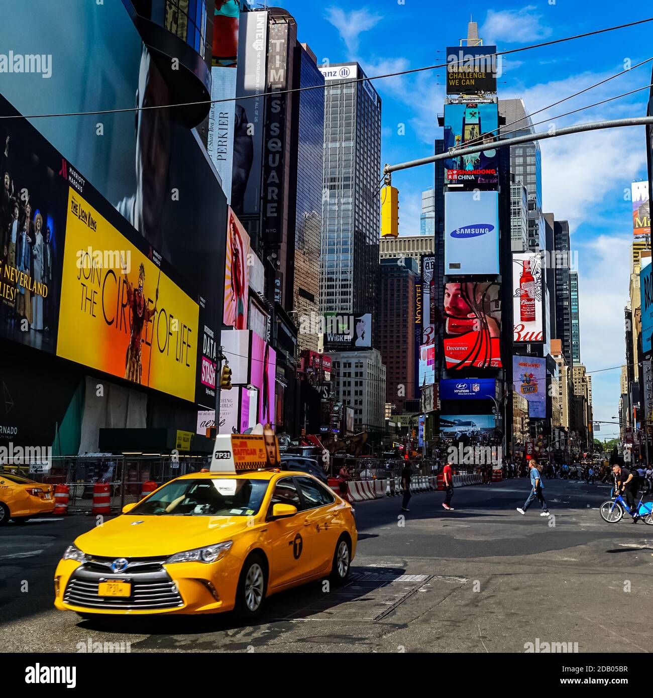 Times Square avec taxis jaunes de la ville de New York et bus de visite ...