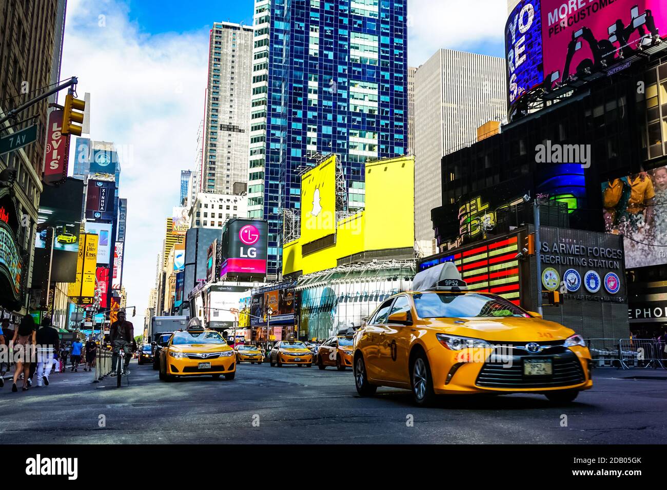 Times Square avec taxis jaunes de la ville de New York et bus de visite ...