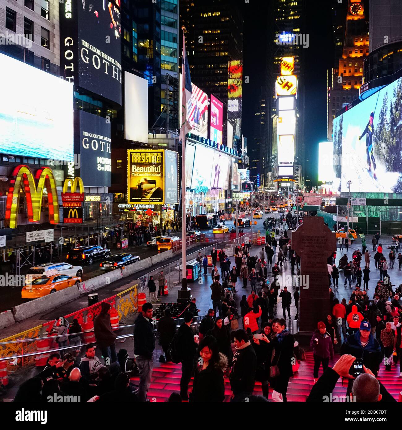 Times Square avec taxis jaunes de la ville de New York et bus de visite ...