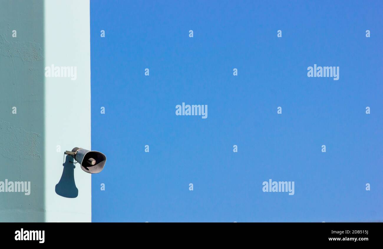Un gros plan d'un projecteur sur un mur blanc à une arène de sport qui ...