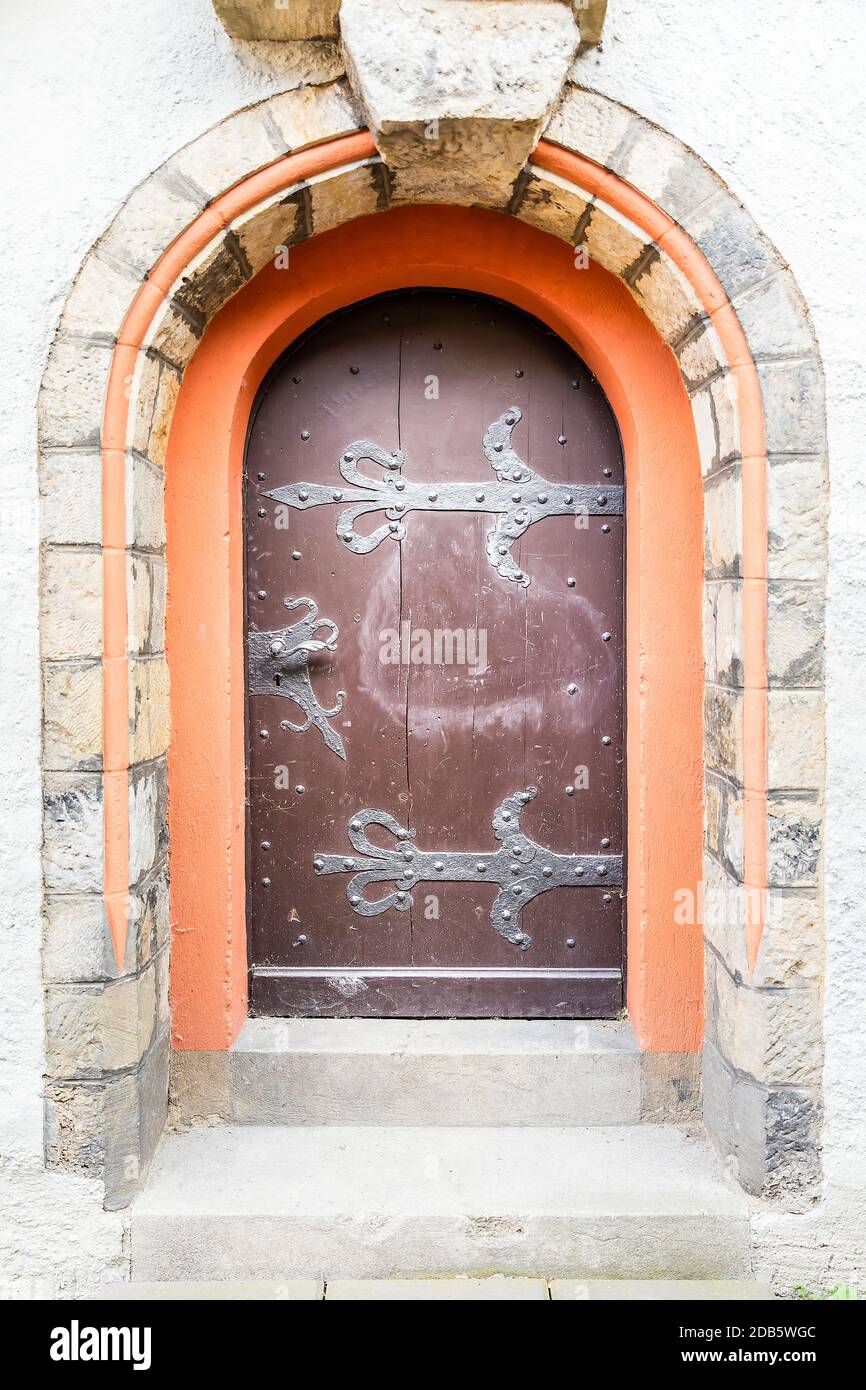 Portail d'entrée en pierre historique avec une arche ronde. Porte avant ...