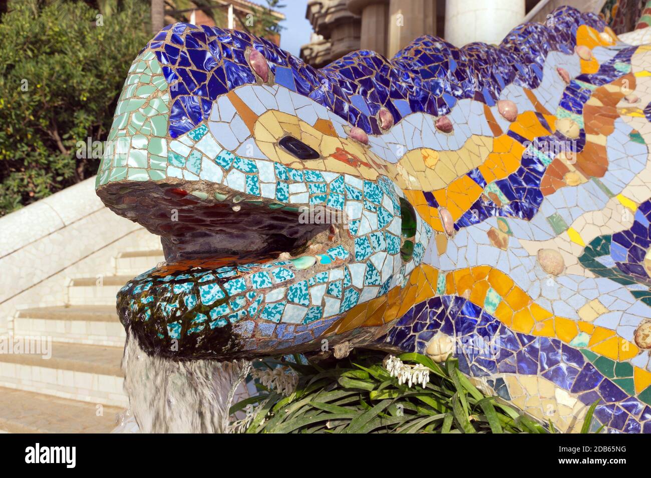 Sculpture d'une salamandre de mosaïque Antoni Gaudi dans le parc guell ...