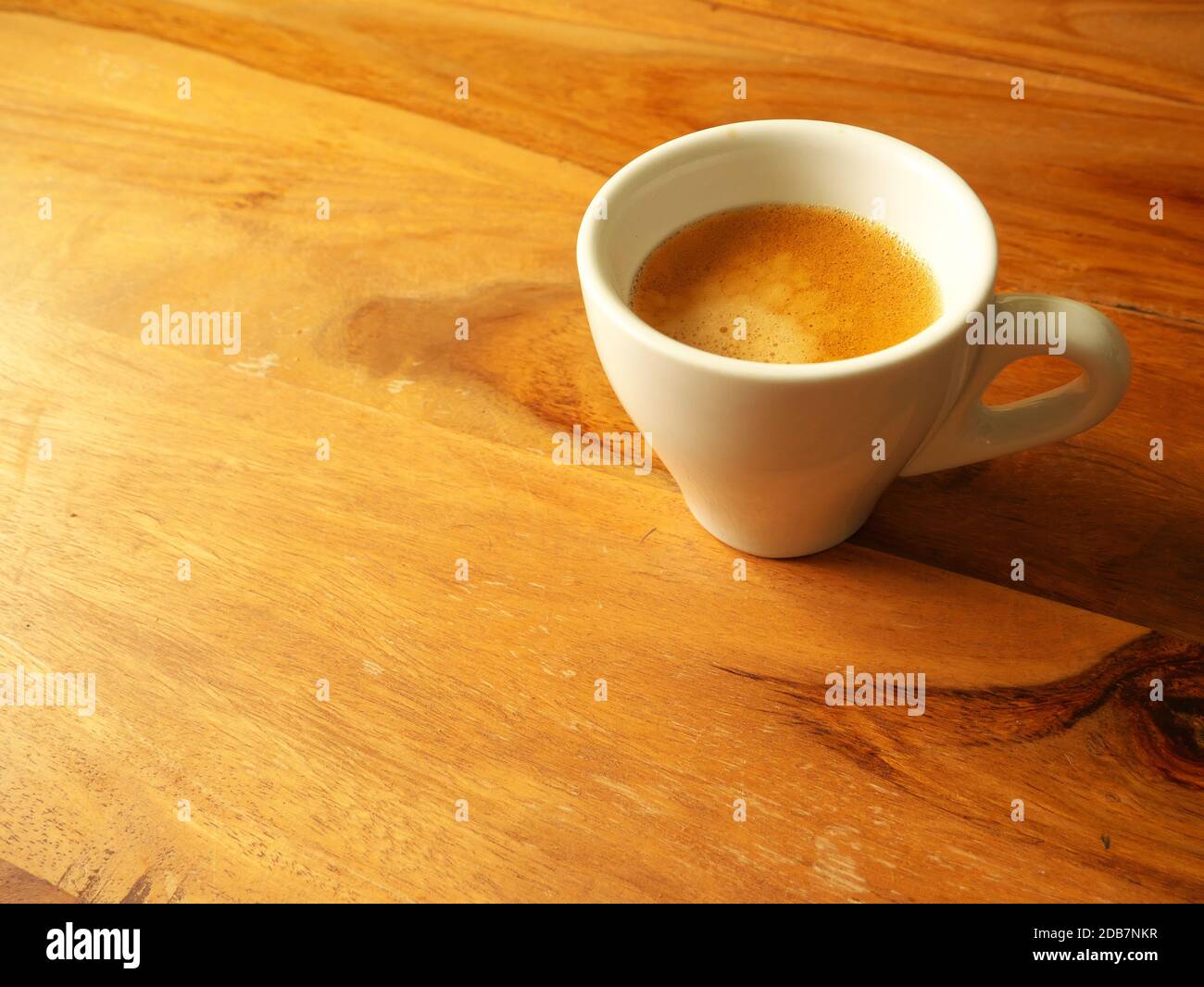 Tasse à café sur une table en bois Banque de photographies et d’images à haute résolution - Page ...