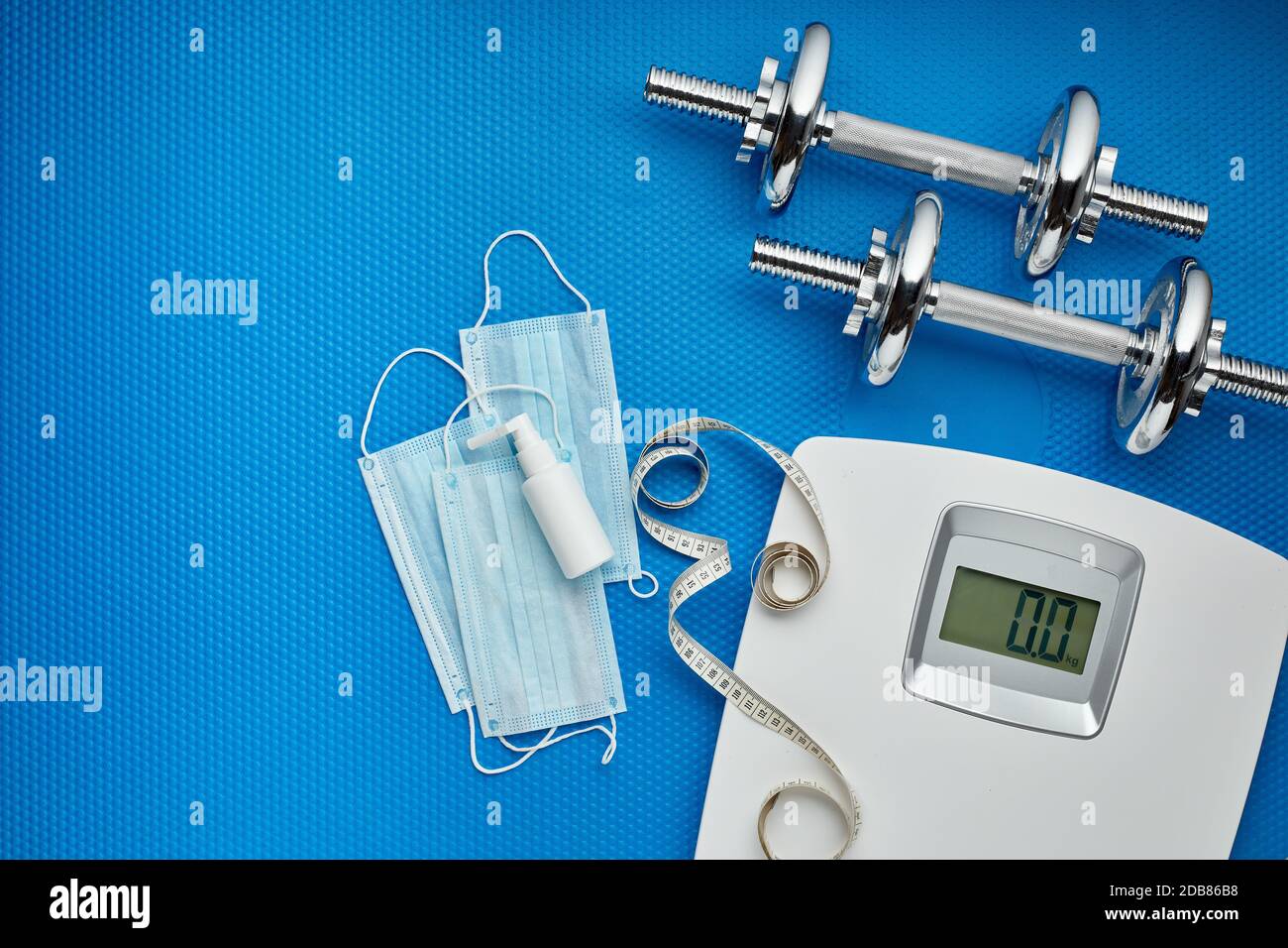 Équipement de sport, pèse-personne, masques médicaux et assainisseur ...