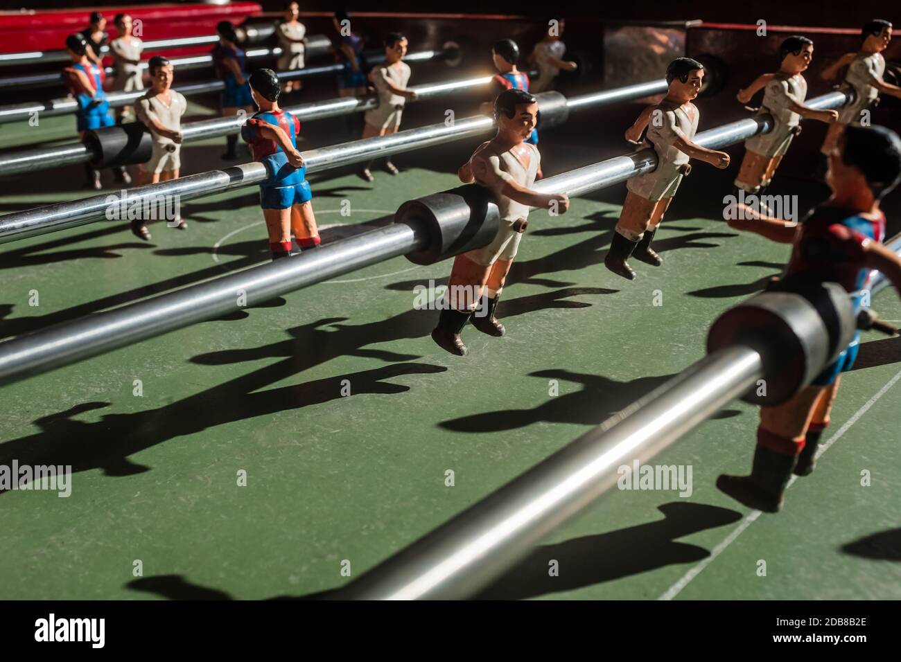 Une vue rapprochée d'une vieille table de baby-foot avec figurines ...