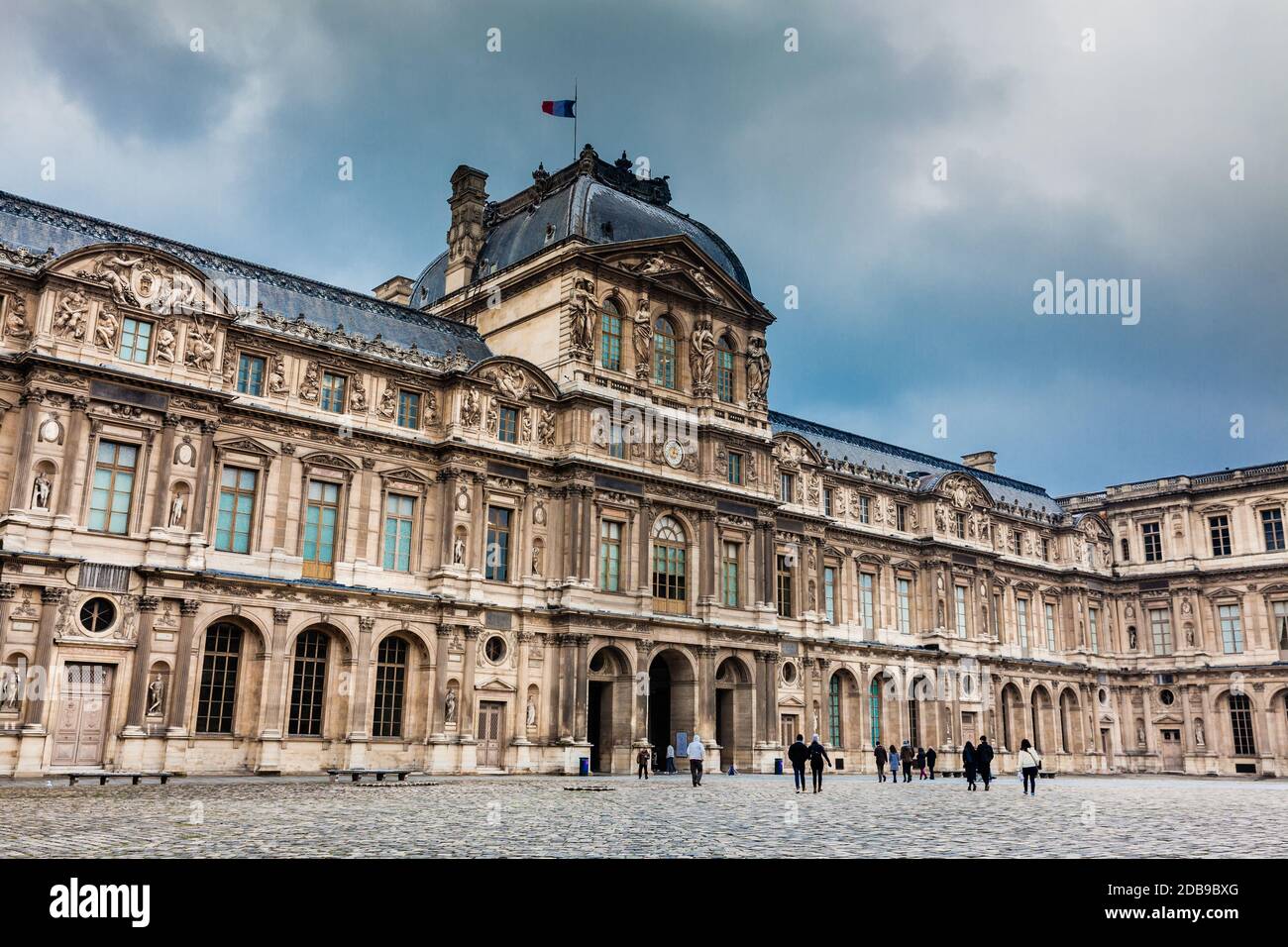 Louvre avant pyramide Banque de photographies et d’images à haute ...