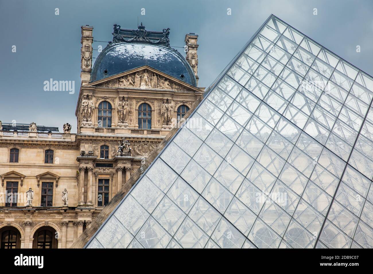 Louvre avant pyramide Banque de photographies et d’images à haute ...