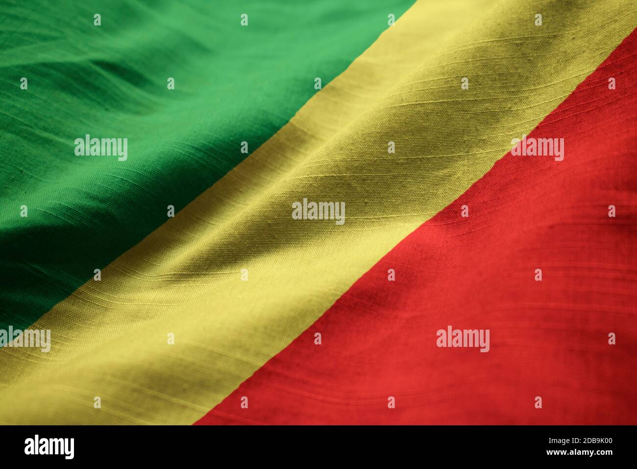 Gros plan du drapeau de la République du Congo à volant, drapeau de la ...