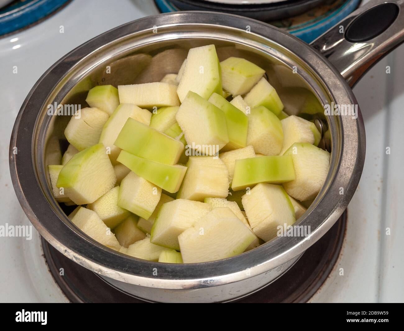 Courgette cubes Banque de photographies et d’images à haute résolution ...