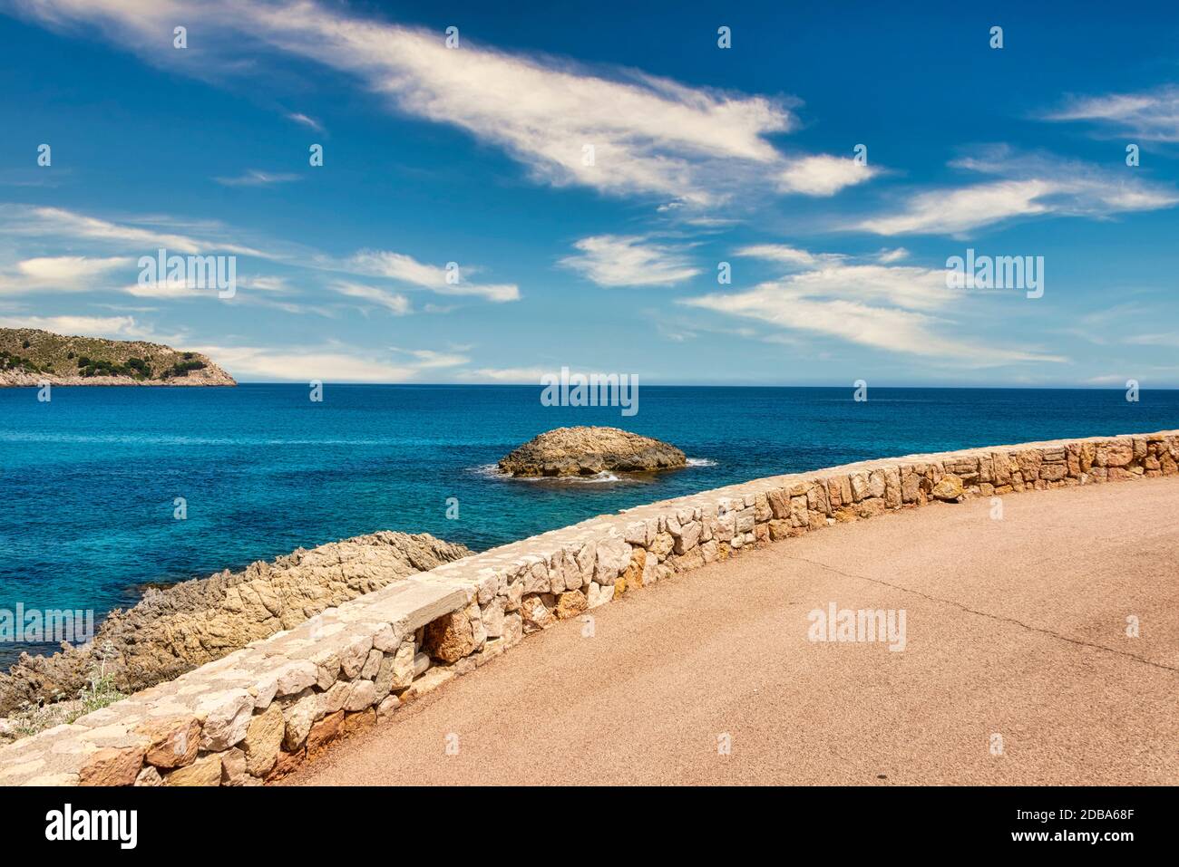Belle vue sur la mer Méditerranée avec la côte rocheuse sur l'île des ...