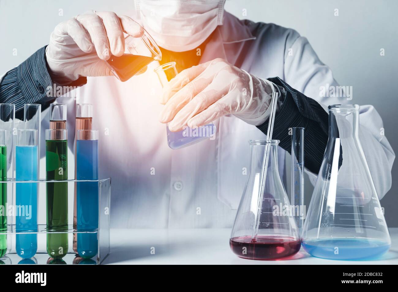 Chercheur au laboratoire de verre des tubes à essai chimique avec du ...