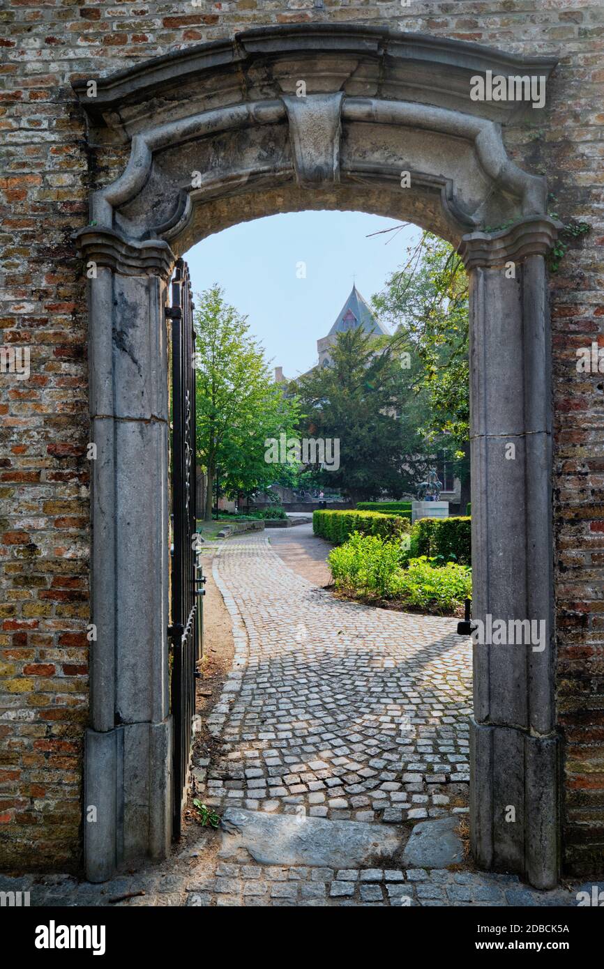 Architecture de la rue Brugge : arche sur le chemin pavé et maisons ...