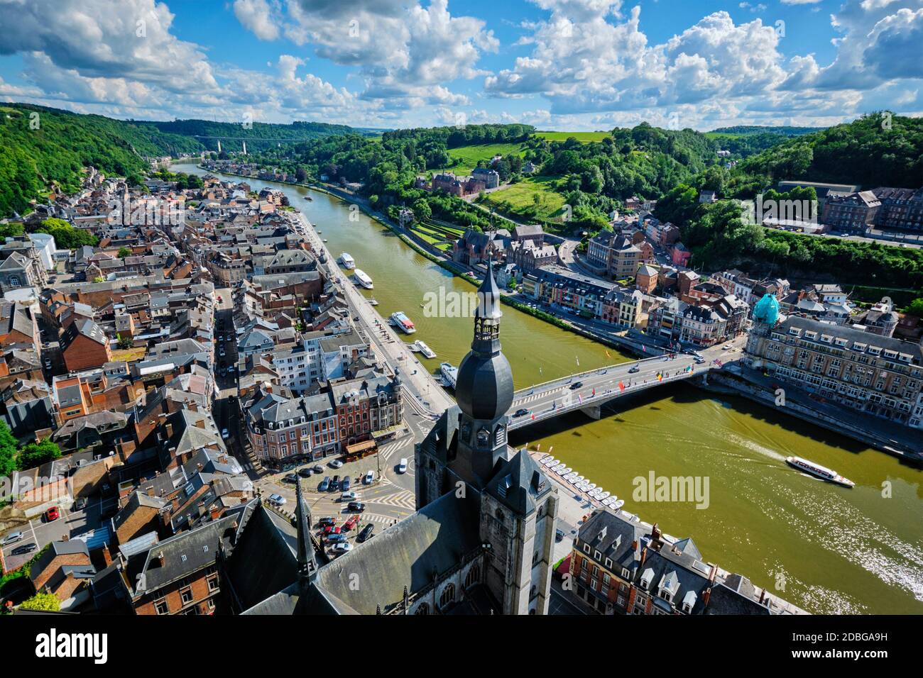 Vue aérienne de la ville de Dinant, de la Collégiale notre Dame de ...