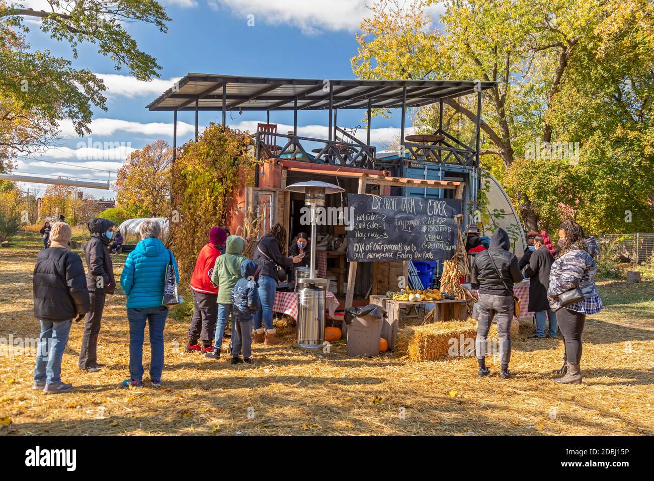 Detroit, Michigan - les gens font la queue pour le cidre à Detroit Farm ...