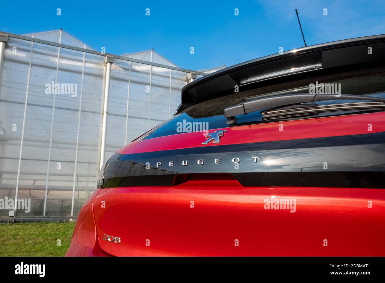 Peugeot 208 elixir rouge Banque de photographies et d’images à haute ...