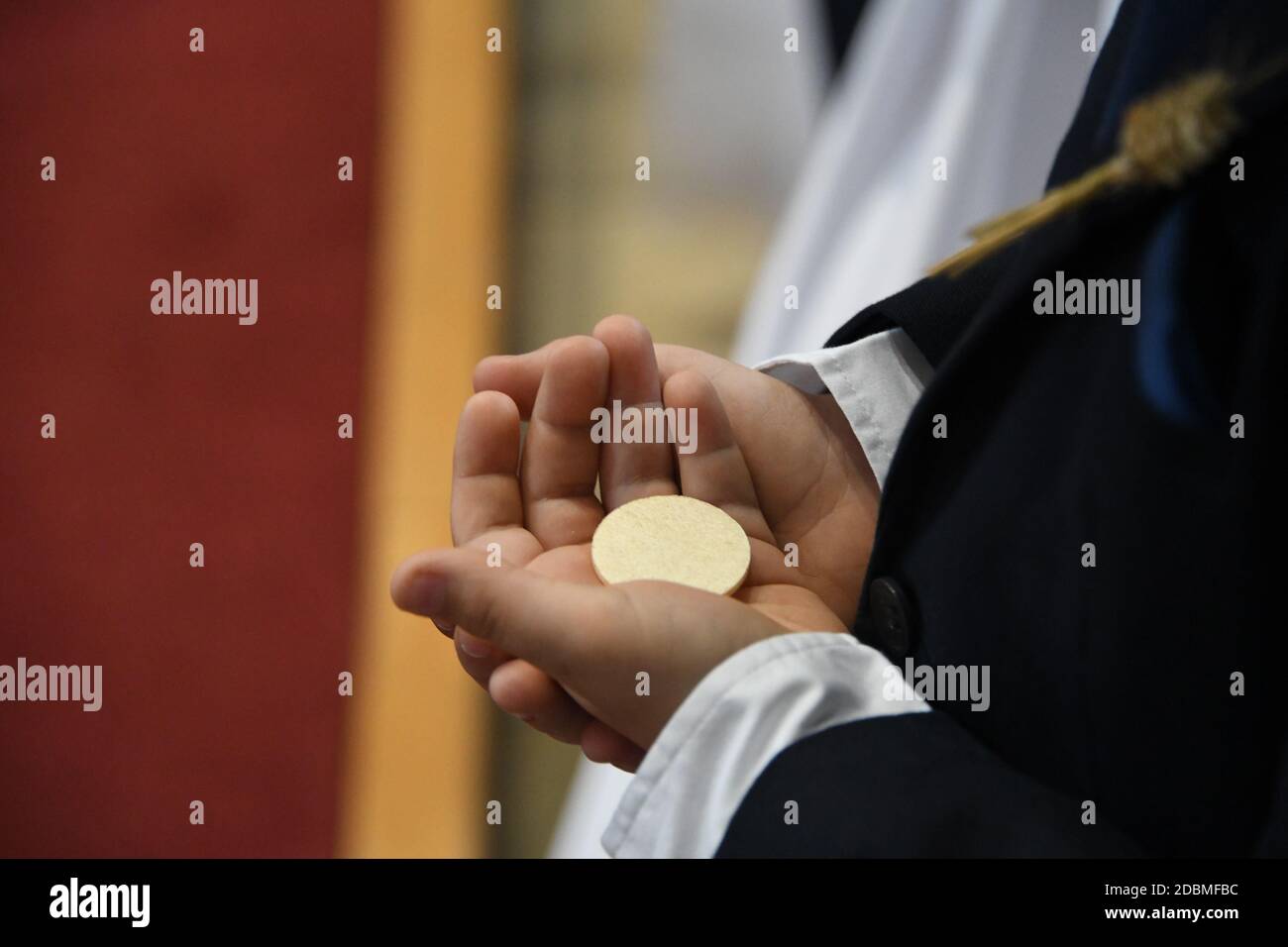 Première 1ère Sainte Communion hôte première communion Eglise sacrement ...