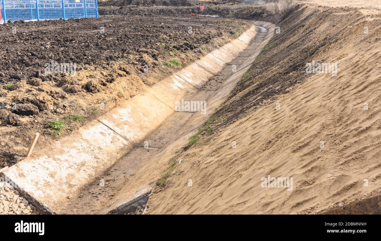 Construction d'un fossé de drainage le long d'une route près d'une ...