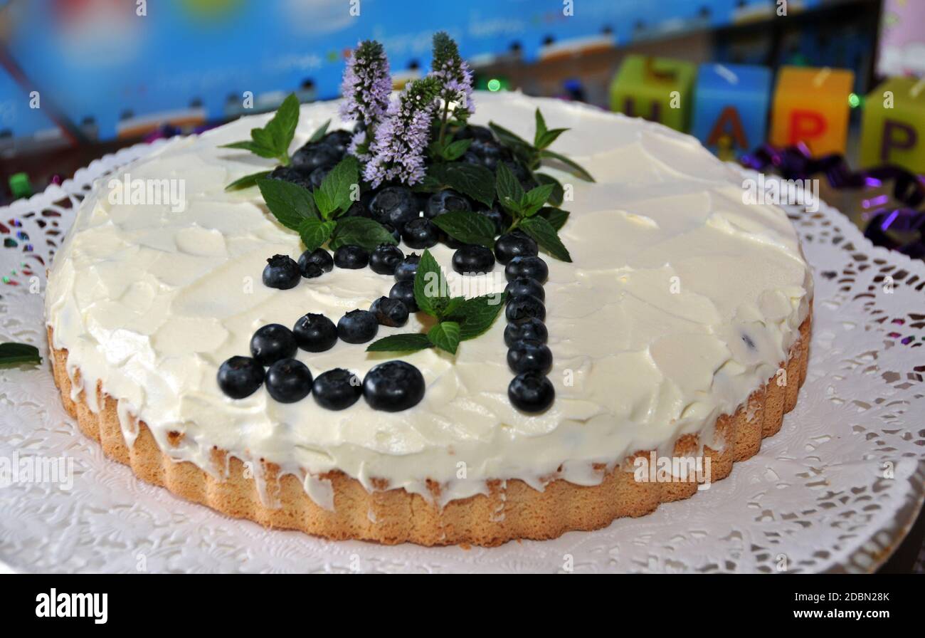 Gâteau d'anniversaire rond Banque de photographies et d’images à haute ...