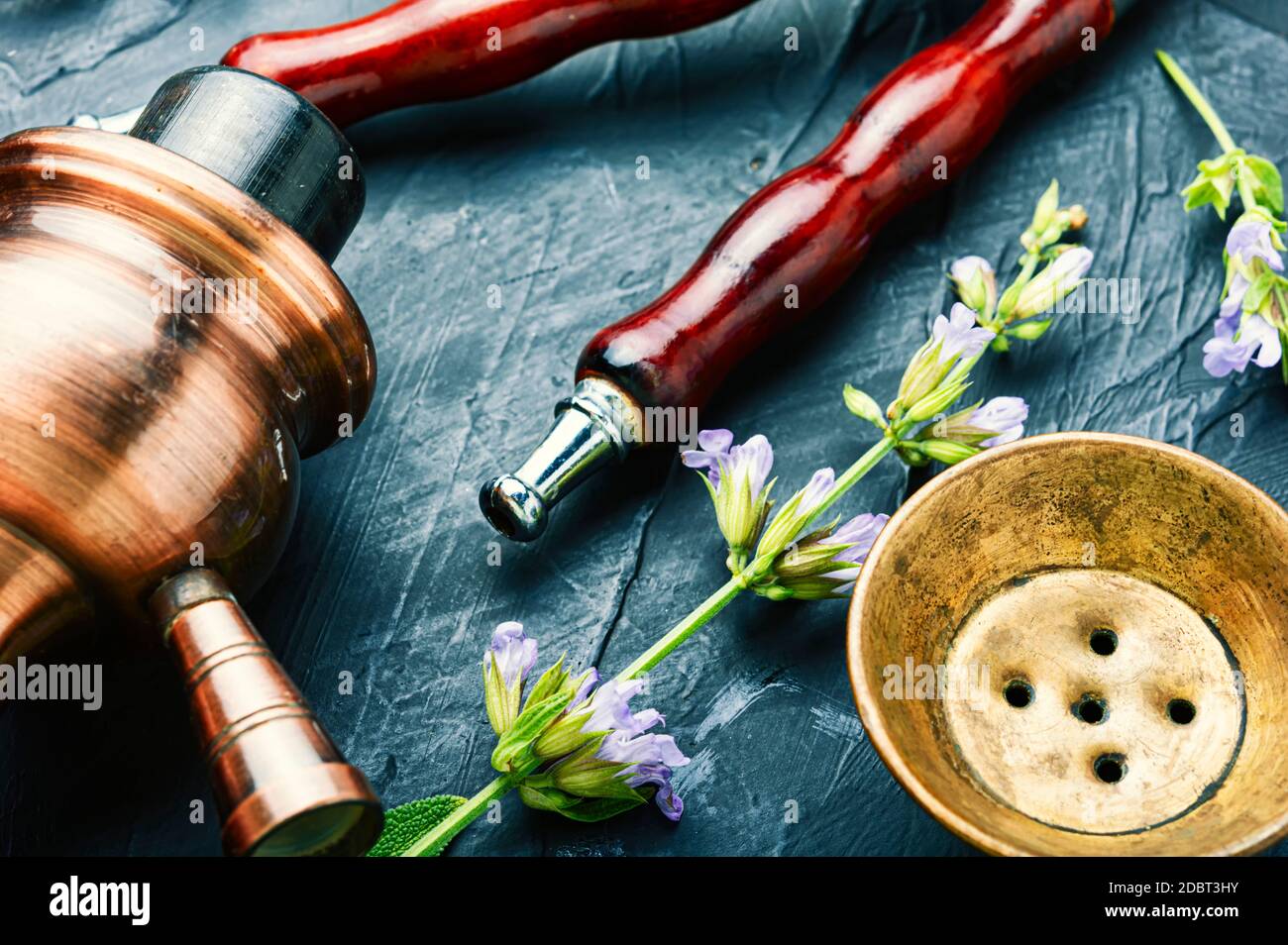 Détails d'une chicha.Hookah fumeur sur les herbes. Tabac au narguilé ...