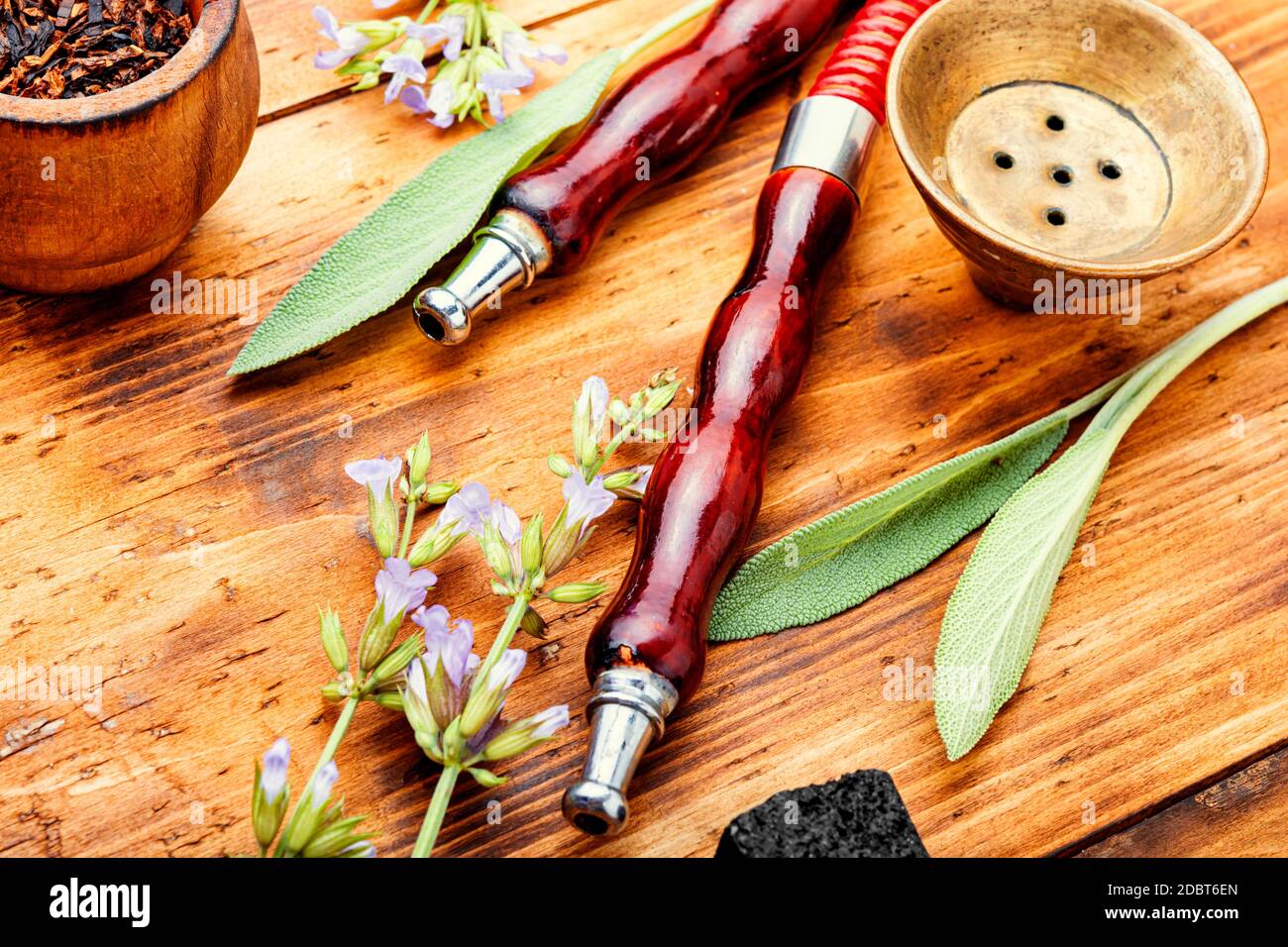 Détails d'une chicha.Hookah fumeur sur les herbes. Tabac au narguilé ...