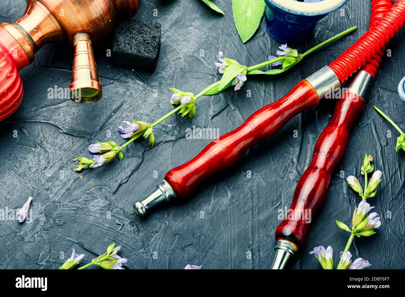 Détails d'une chicha.Hookah fumeur sur les herbes. Tabac au narguilé ...
