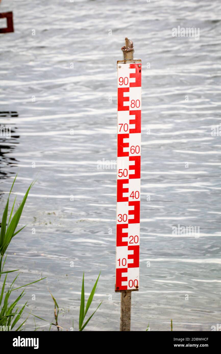 Un repère pour mesurer le niveau d'eau. Mesure du niveau d'eau sur un ... Un repère pour mesurer le niveau d'eau. Mesure du niveau d'eau sur un ...
