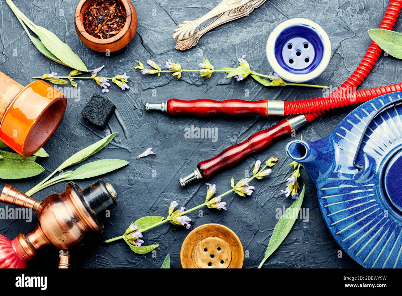 Détails d'une chicha.Hookah fumeur sur les herbes. Tabac au narguilé ...
