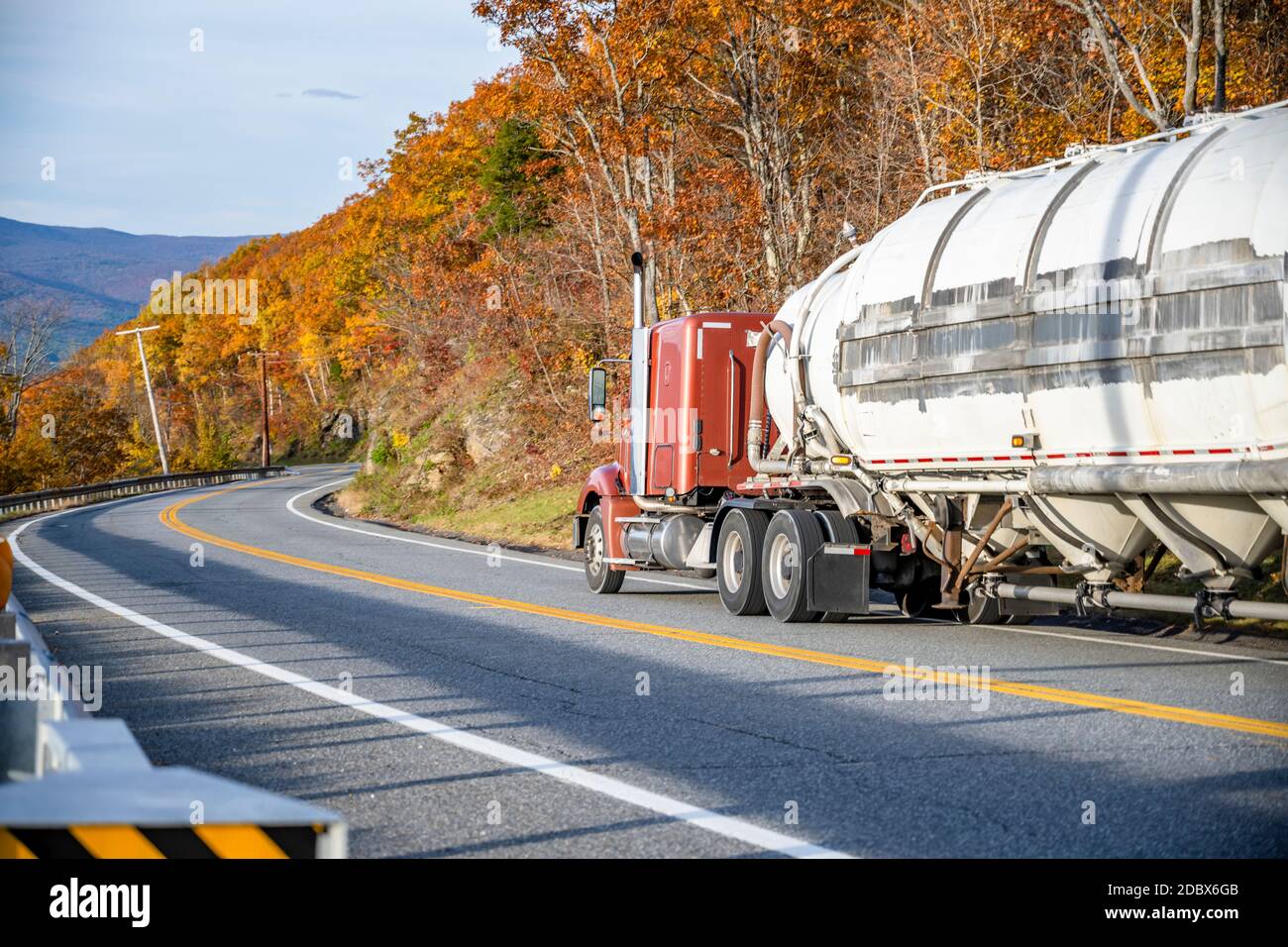 Capot classique marron industriel puissant tracteur semi-remorque de ...