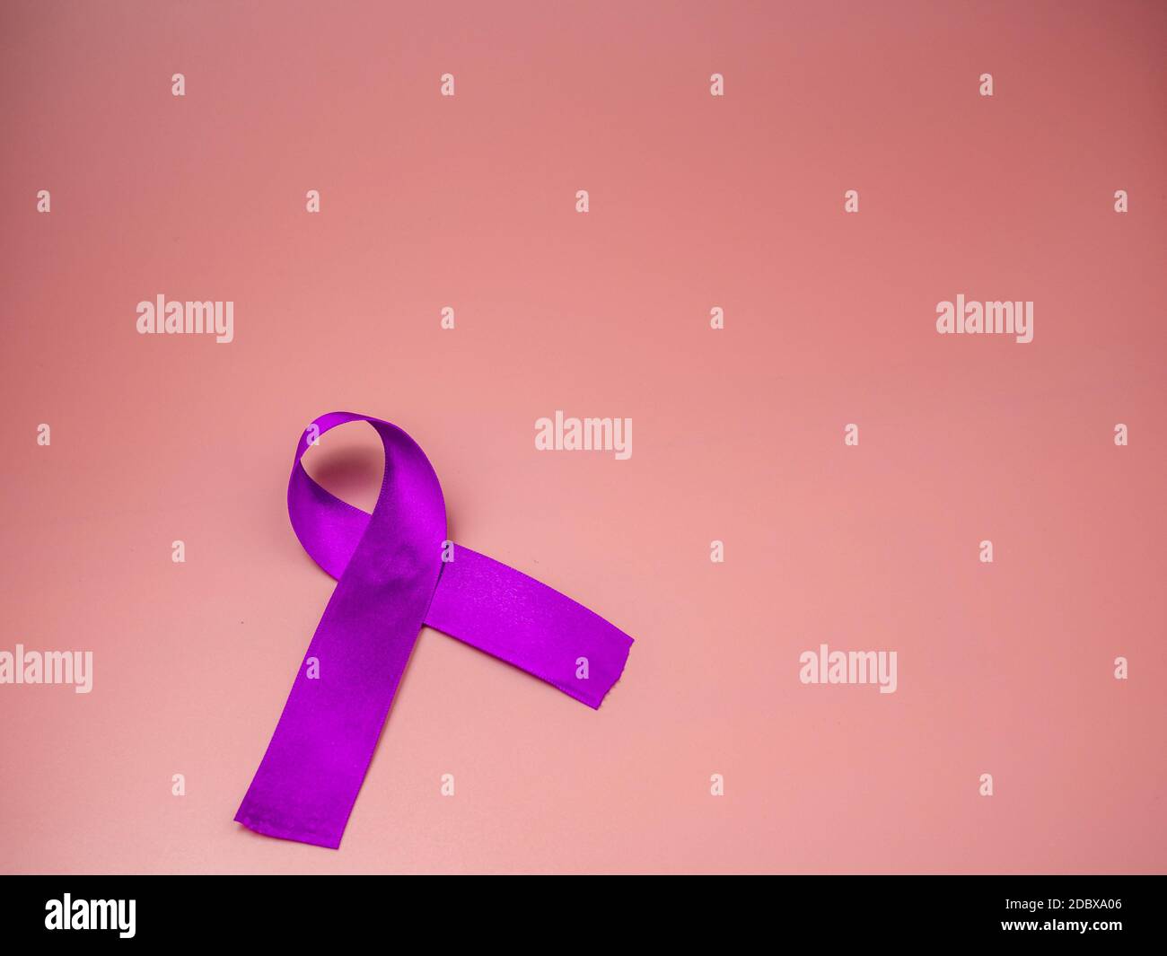 Purple violet ribbon cancer awareness hope Banque de photographies et d ...