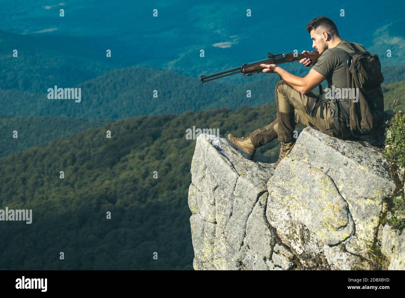 Chasseur avec un fusil de chasse dans un vêtement de tir traditionnel ...