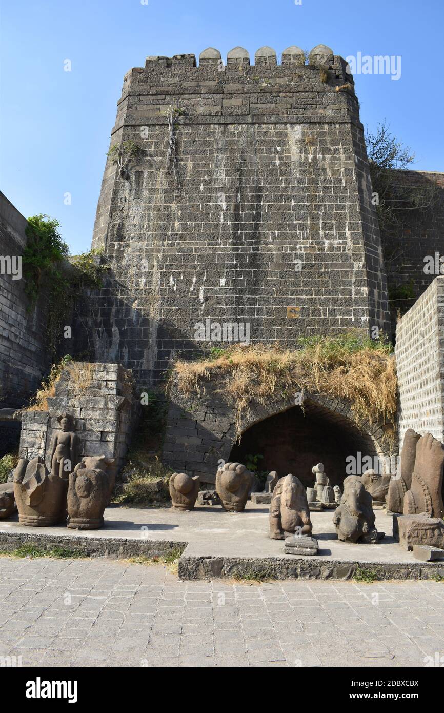 Sculptures en ruines, fort de Kandhar, période de Nizamshahi et a été ...