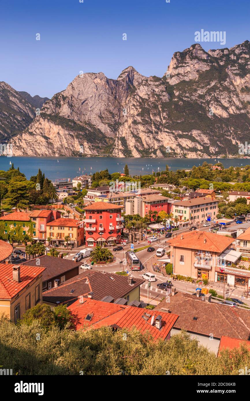 Vue panoramique sur le lac de Garde et le port de Torbole, lac de Garde ...