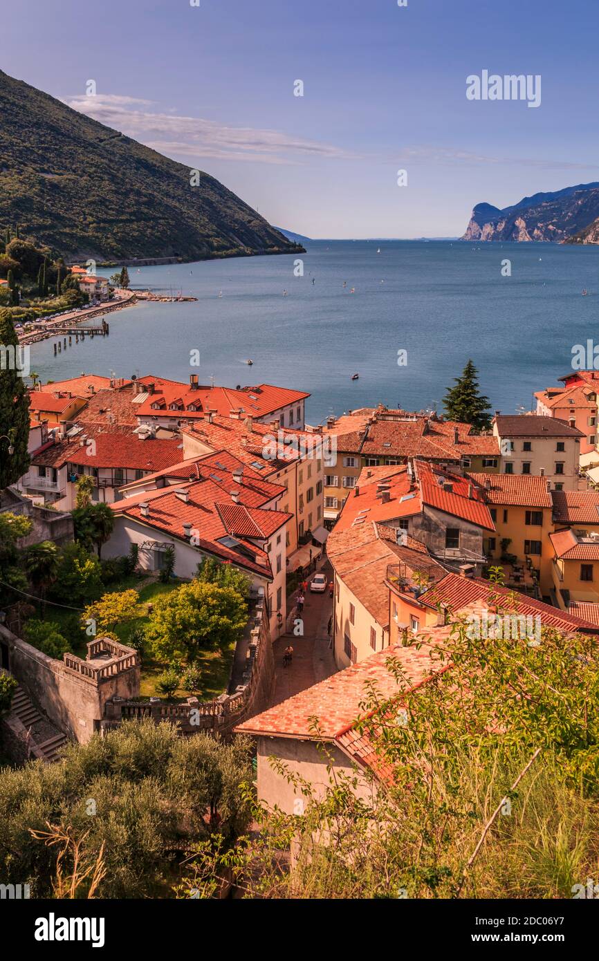 Vue panoramique sur le lac de Garde et le port de Torbole, lac de Garde ...