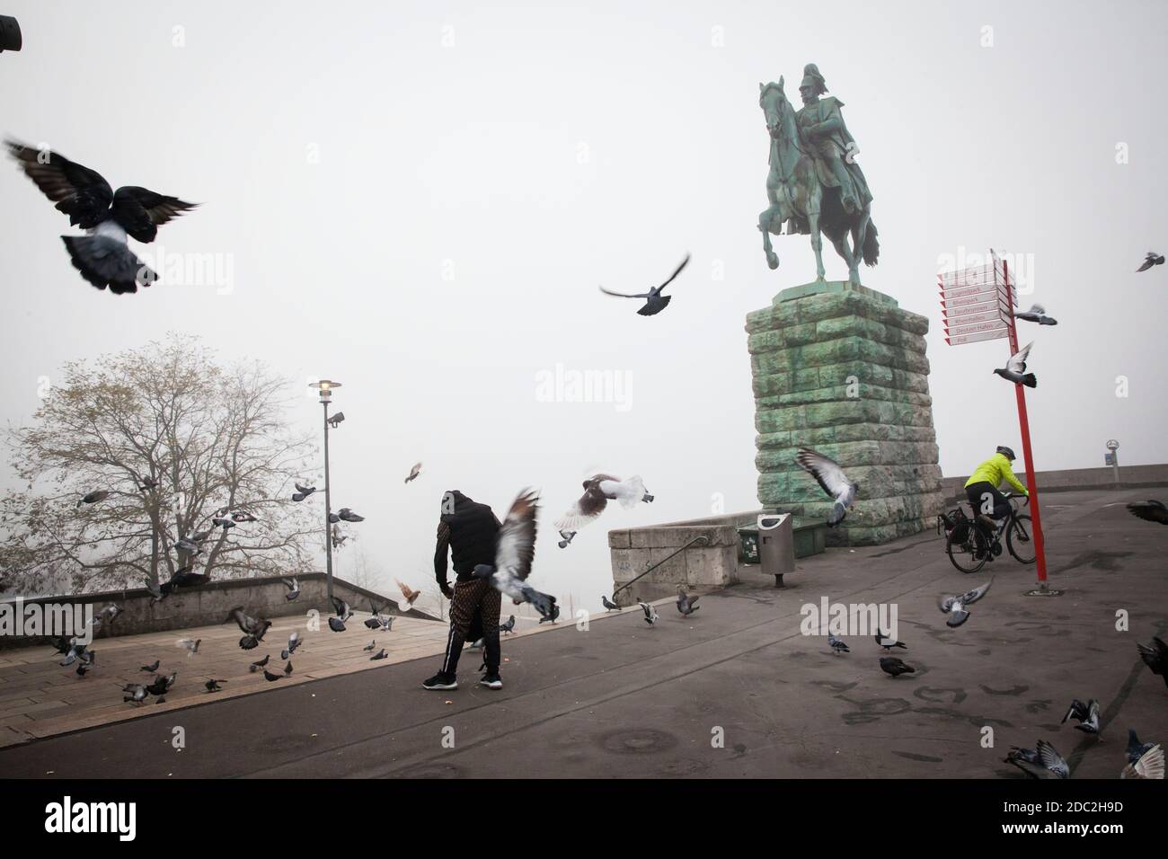 Statue équestre au pont Hohenzollern dans le quartier de la ville Deutz ...