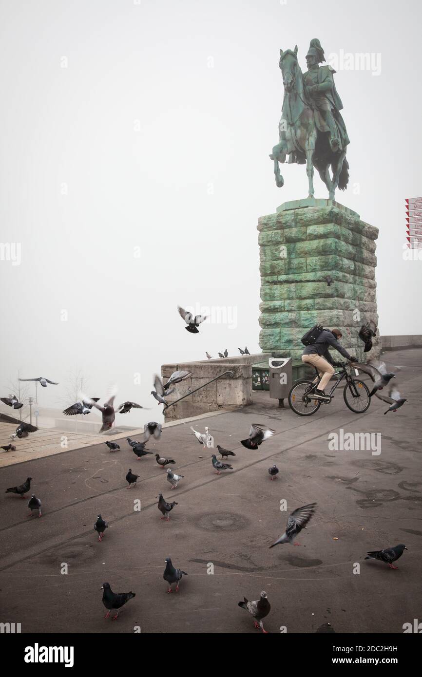 Statue équestre au pont Hohenzollern dans le quartier de la ville Deutz ...