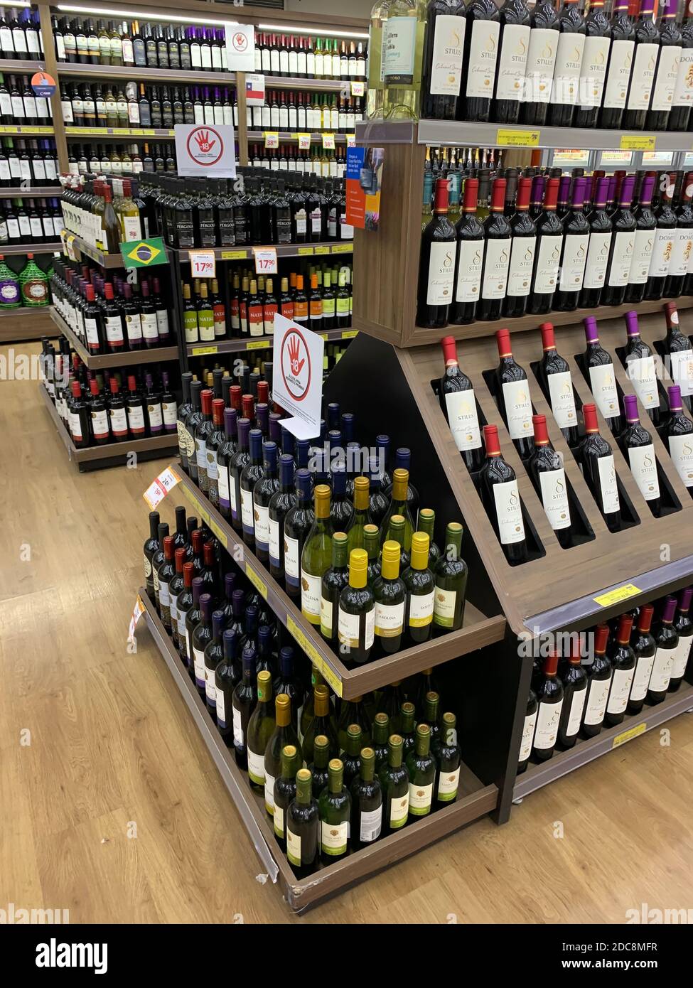 Présentoir de rayon de vin de supermarché Banque de photographies et d ...