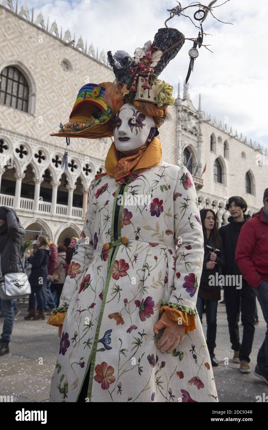 Un homme dans un masque traditionnel de Venise pendant le mondialement ...