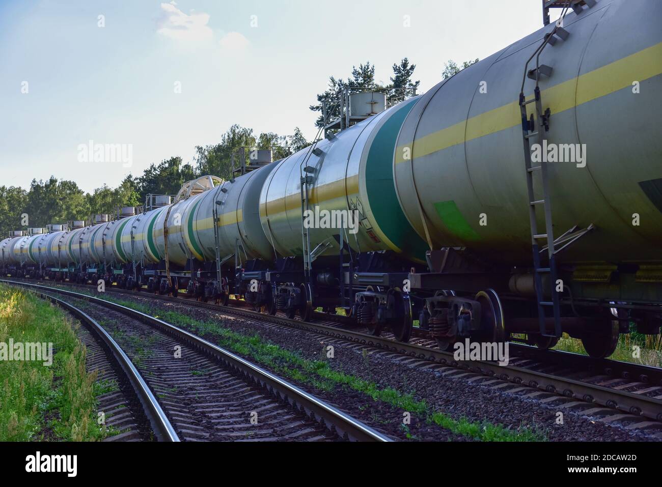 Transport de wagons-citernes GNL par rail, gaz - produits pétroliers ...
